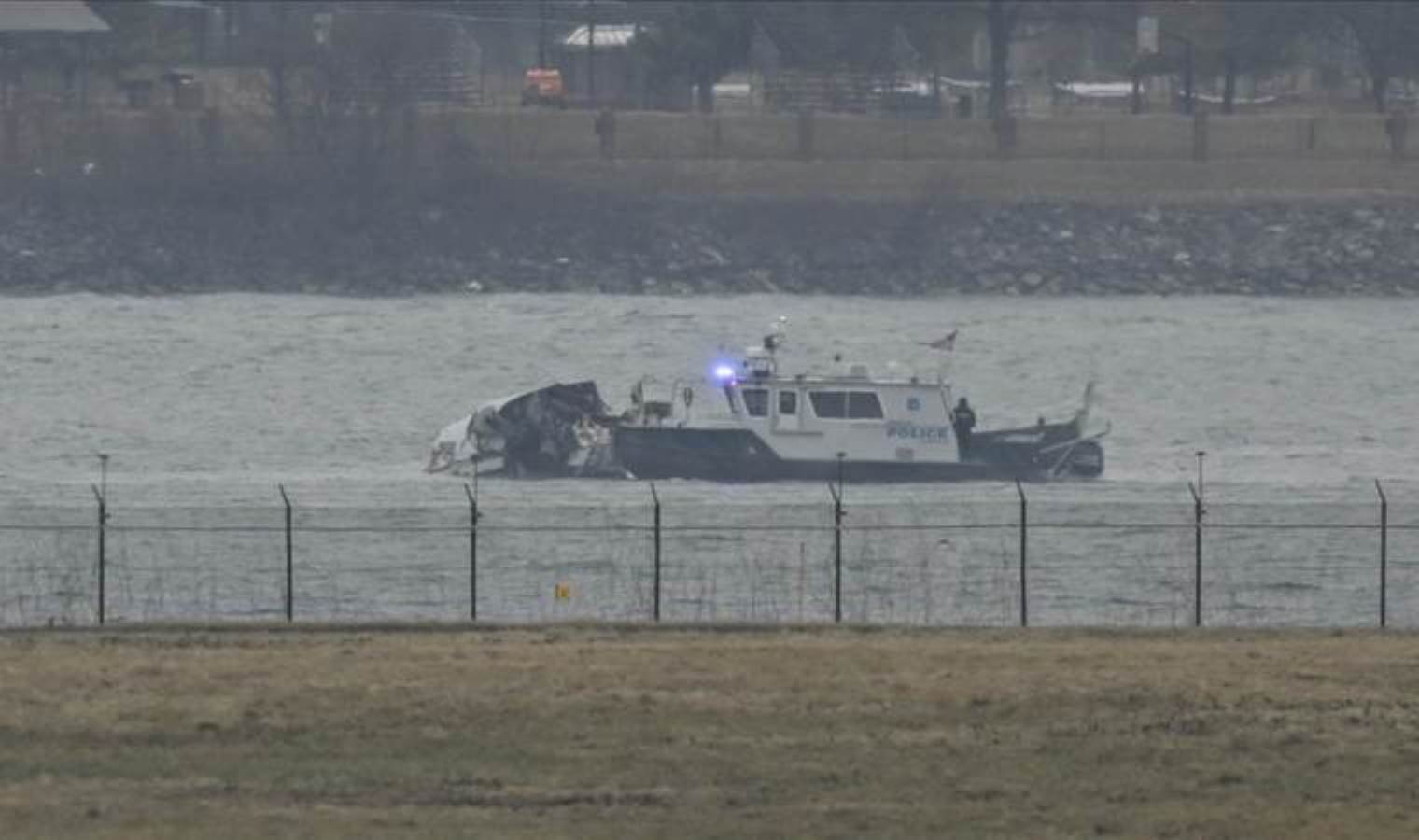 Wreckage from US plane crash lifted out of Potomac River